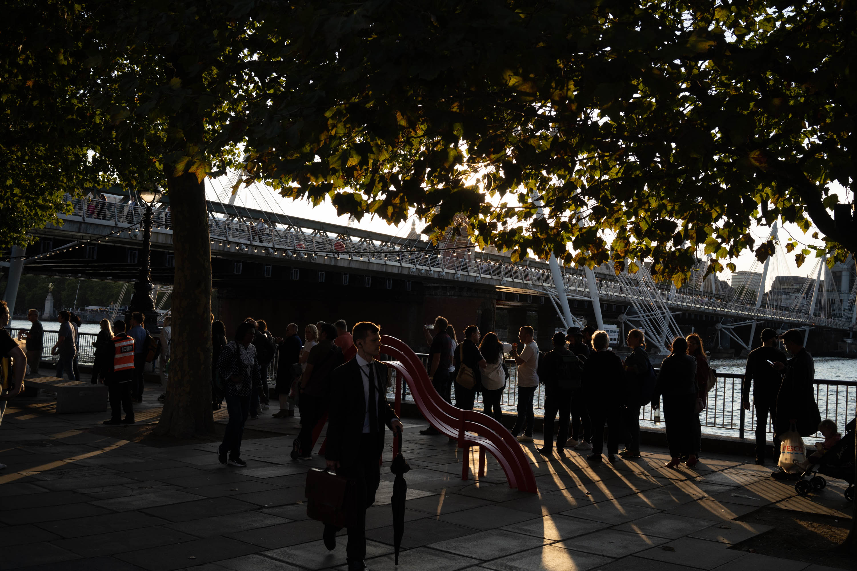Queue snakes through London as people wait to see Queen Elizabeth lying ...