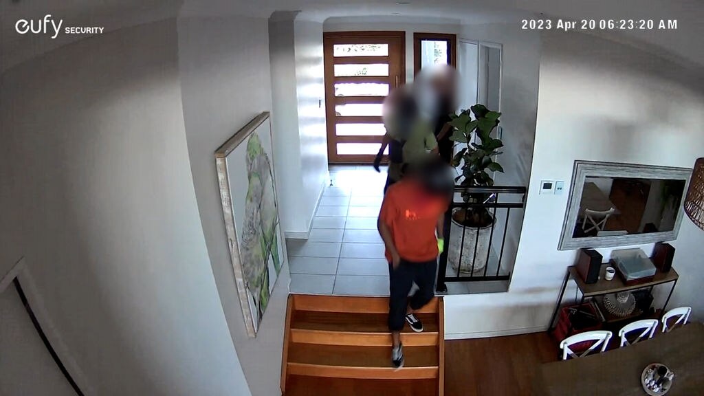 CCTV of thieves in central Queensland - ABC News