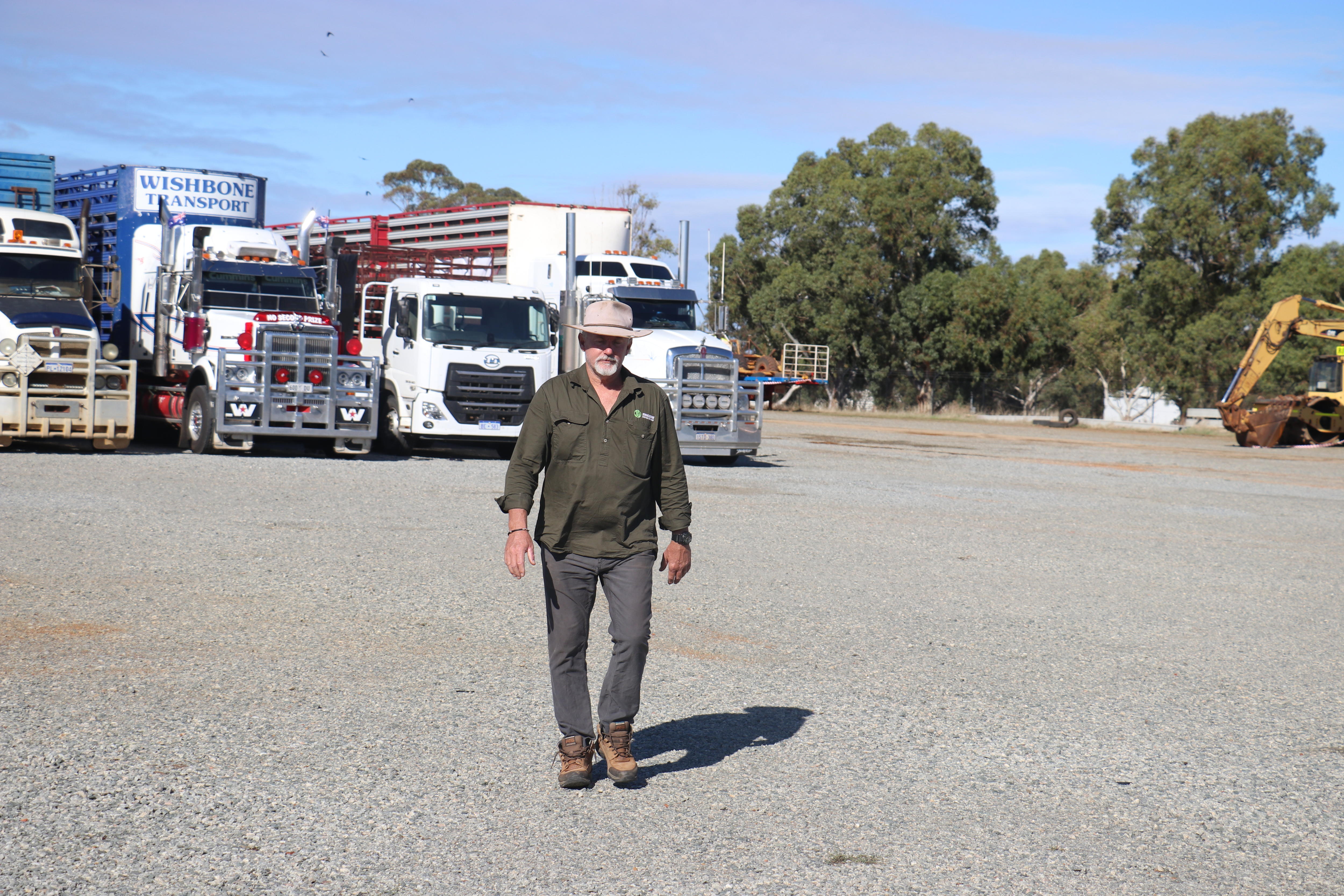 Hundreds of farmers swarm Perth roads with trucks to protest Albanese ...