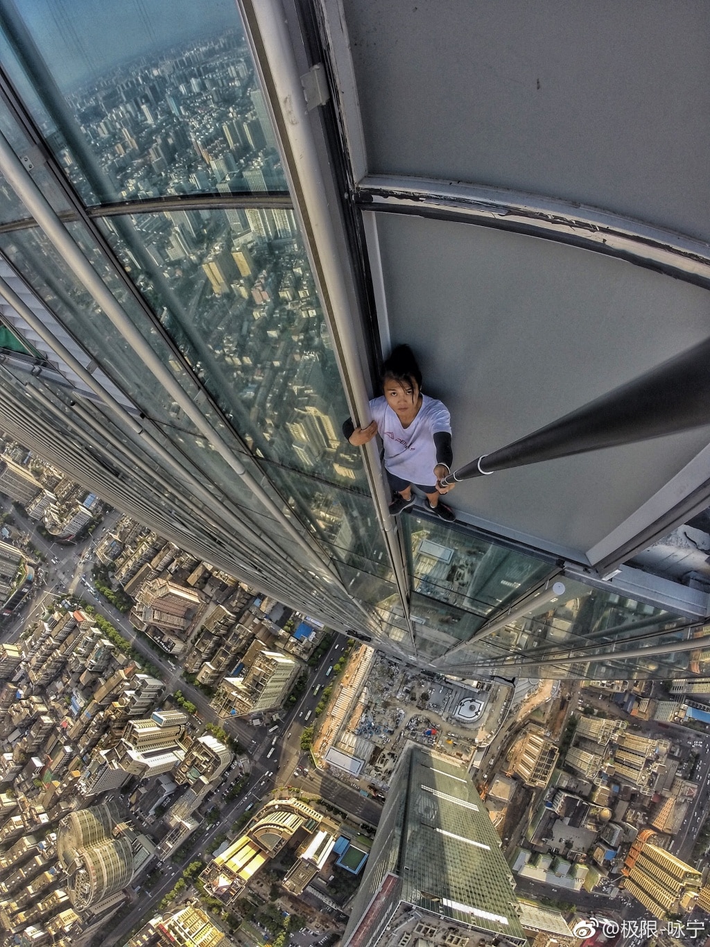 Chinese 'rooftopper' Wu Yongning plunges to his death from 62-storey ...