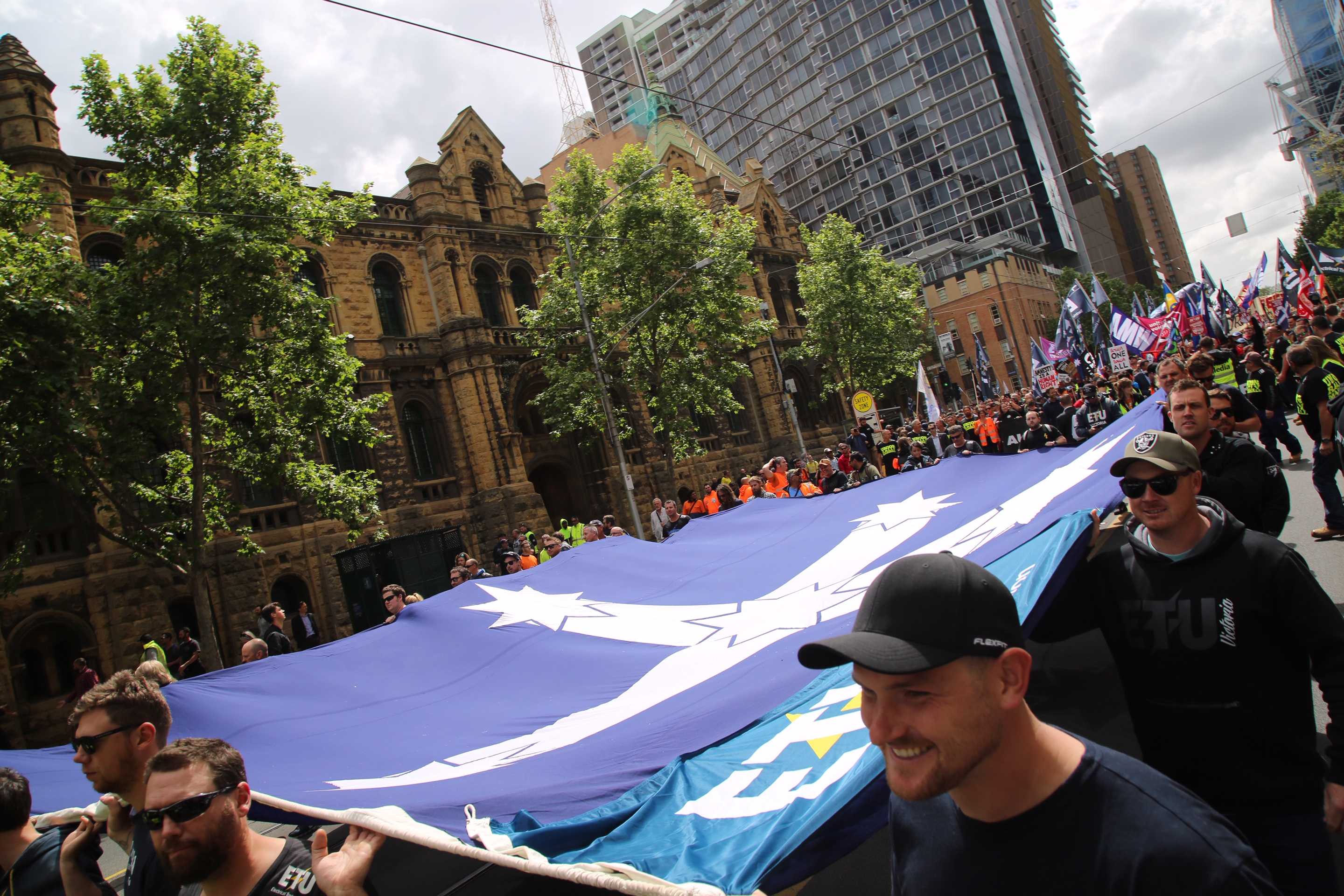 Union rally floods Melbourne CBD as tens of thousands march for minimum ...
