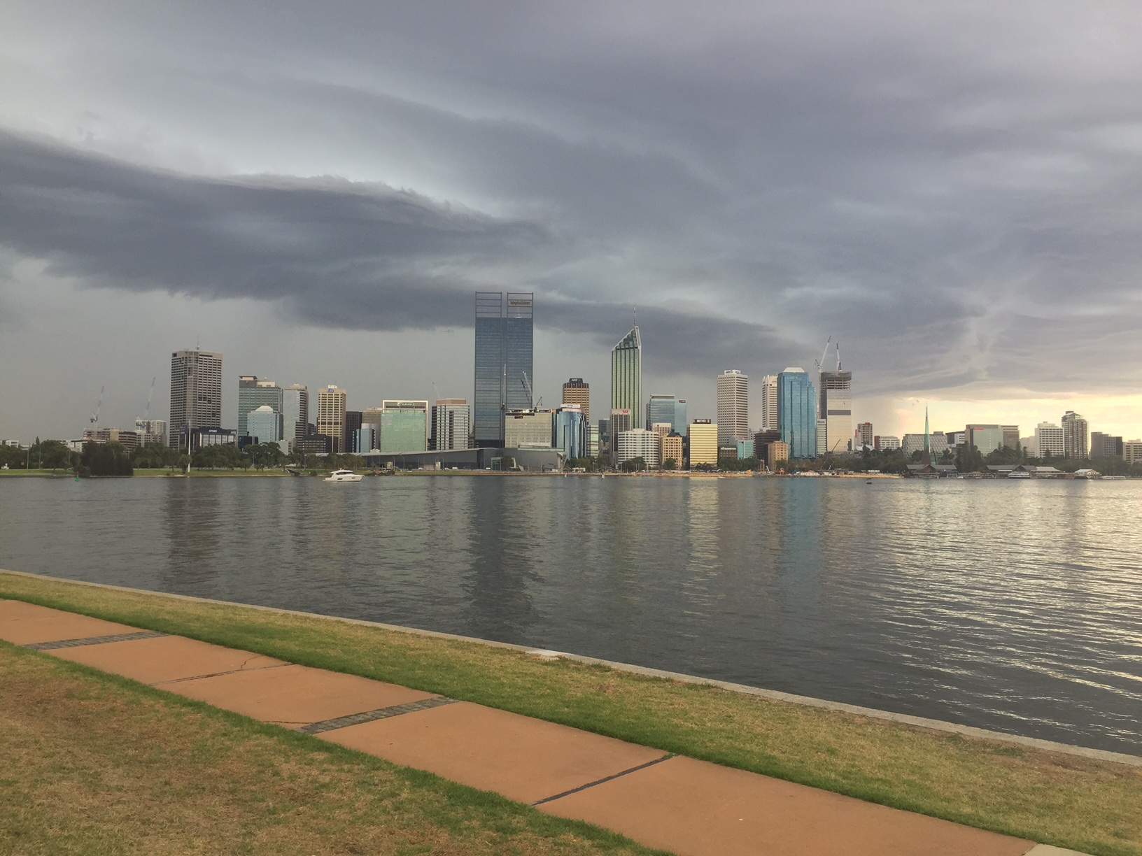 Hail, lightning to hit Perth metro as storm rolls through - ABC News