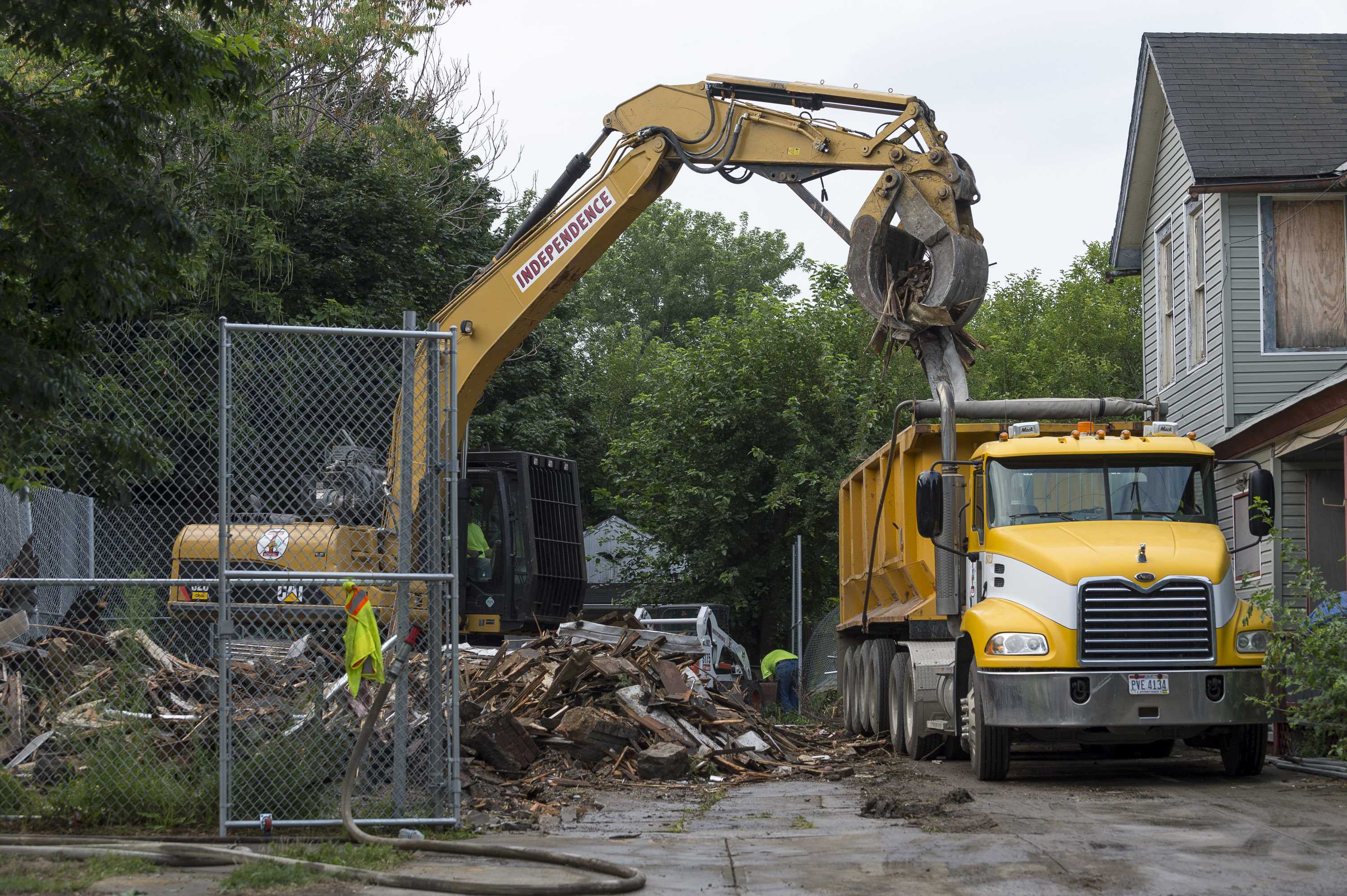 Ohio kidnapper Ariel Castro's house demolished - ABC News