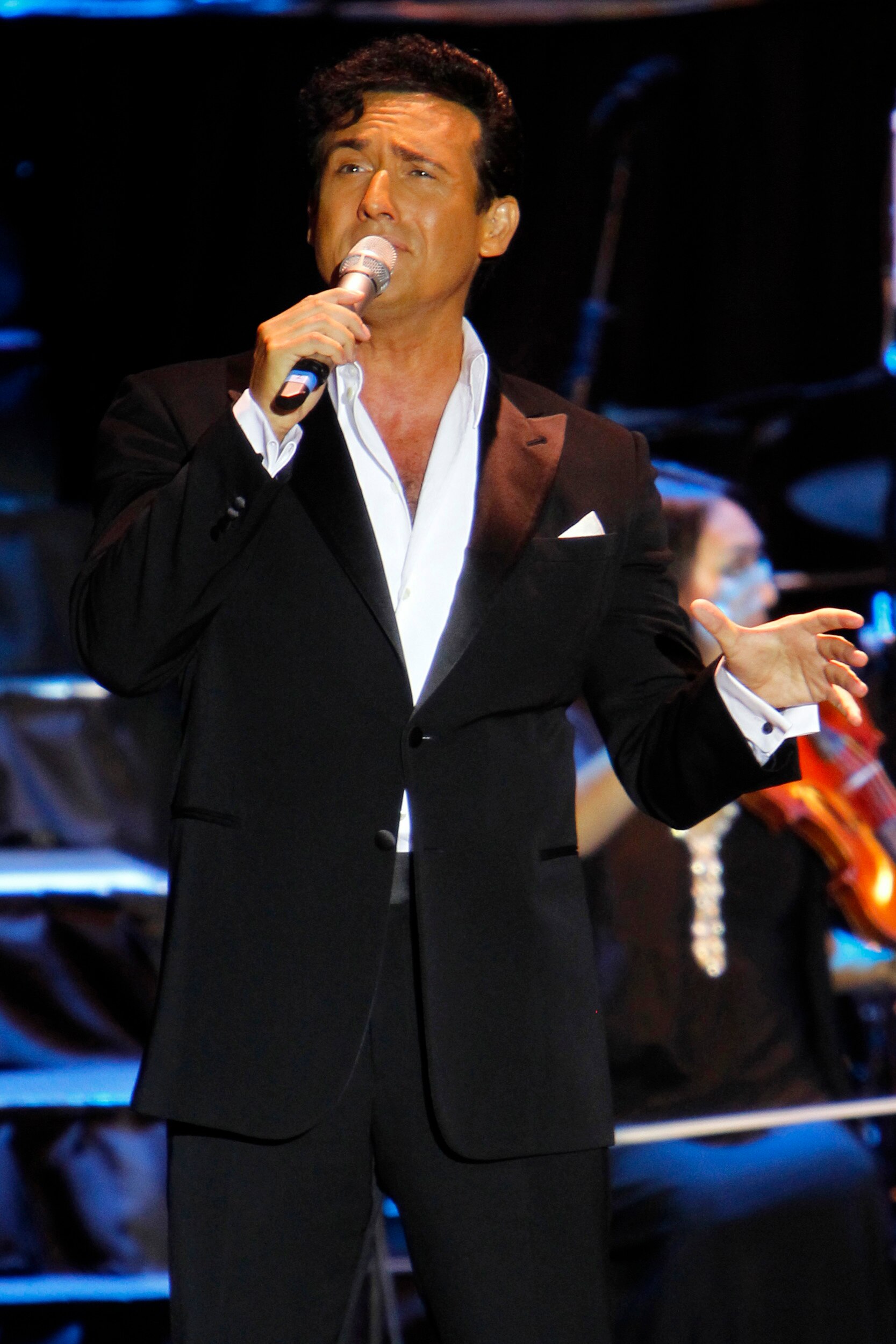 Il Divo singer Carlos Marín dies during band's…