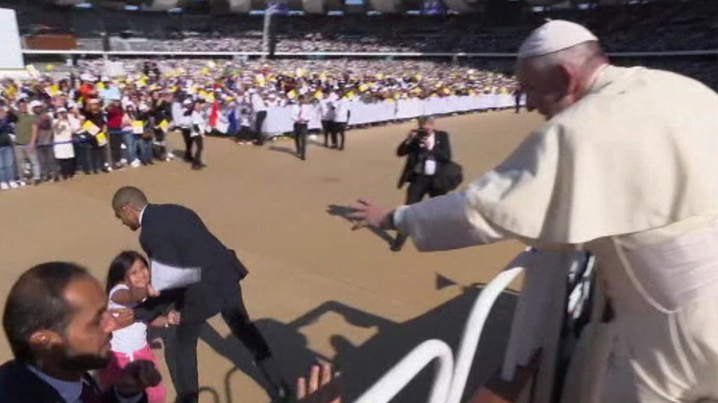 Pope Francis blessed a young girl after she broke through police ...