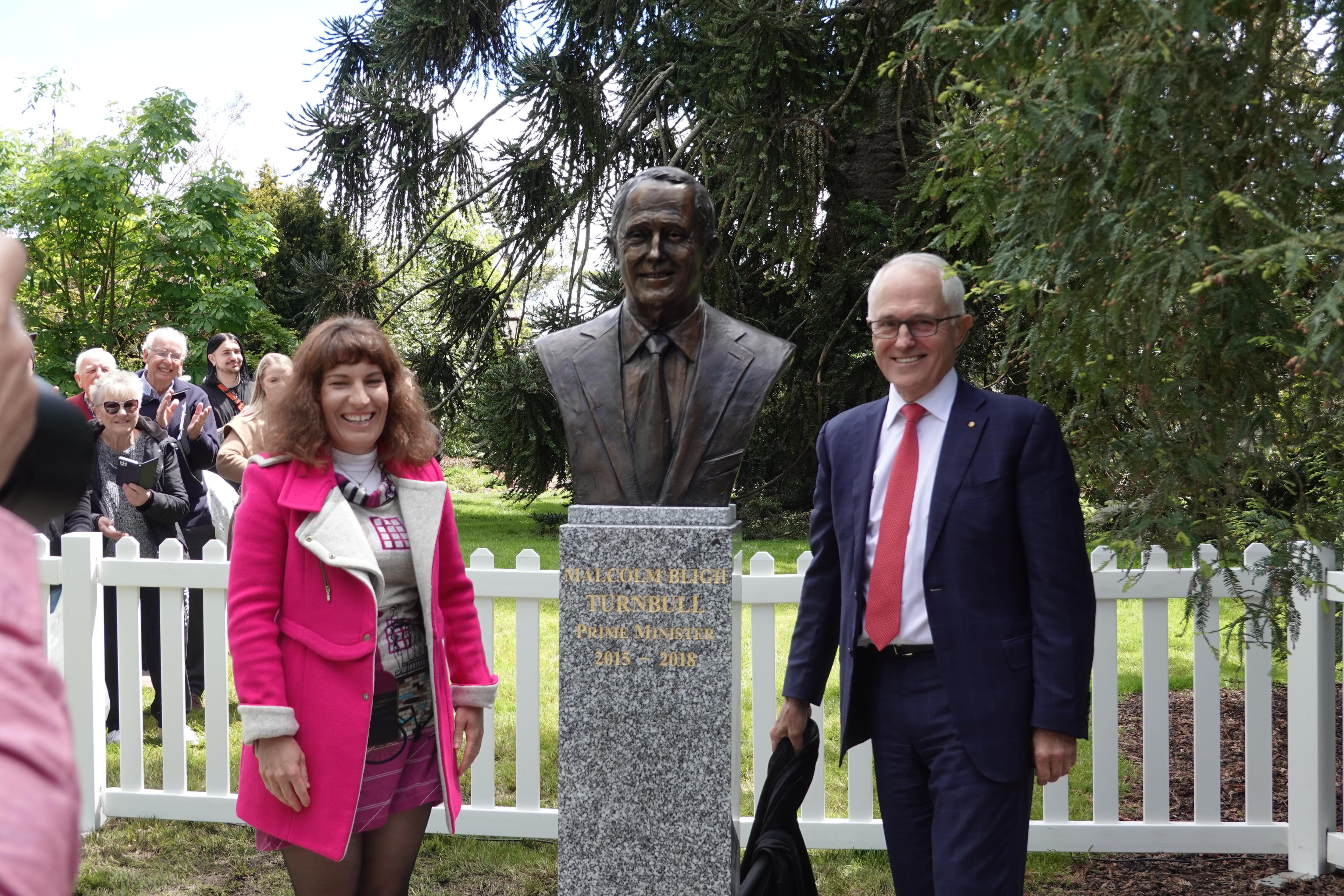 Malcolm Turnbull unveils his statue on Ballarat's Prime Ministers Walk ...