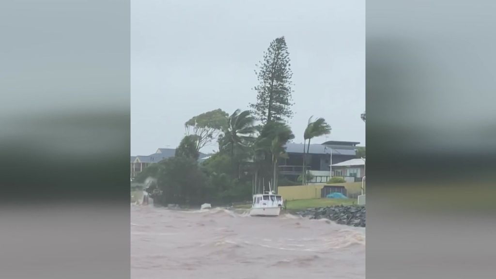 Surf pummels waterfront homes at Redcliffe Peninsula - ABC News