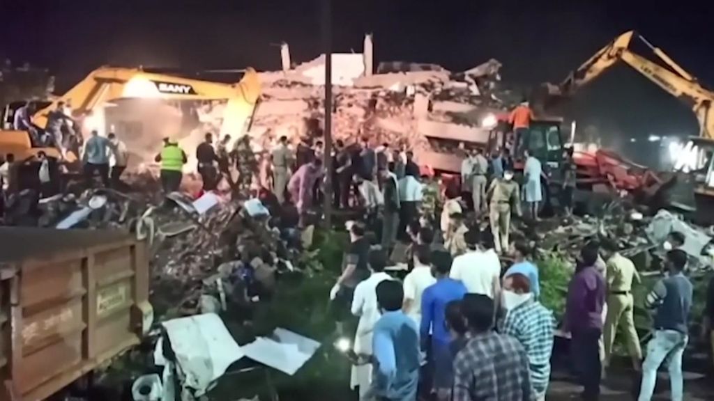 Rescue workers frantically dig for people trapped in collapsed ...