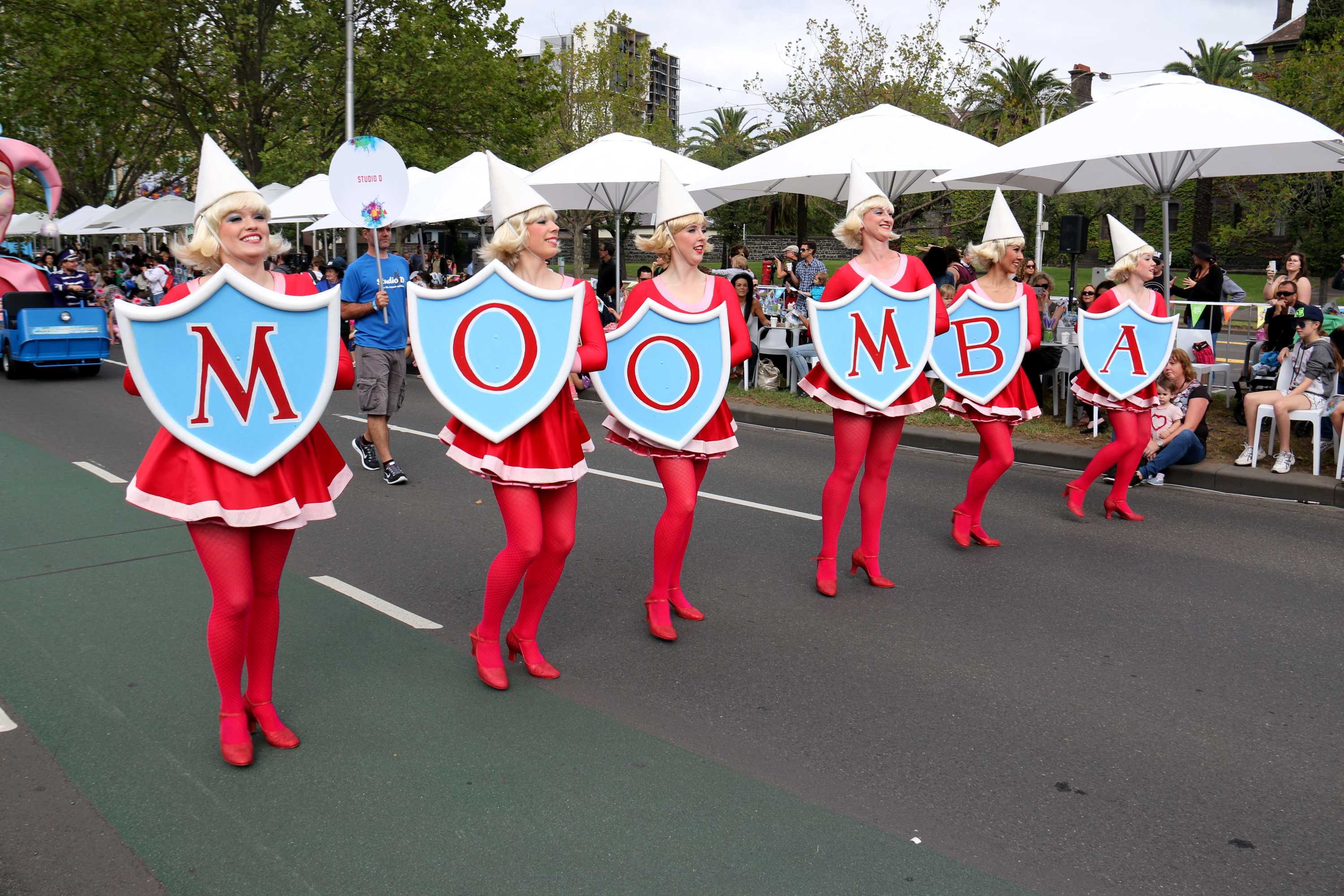 Melbourne celebrates Moomba with annual parade down St Kilda Road - ABC ...