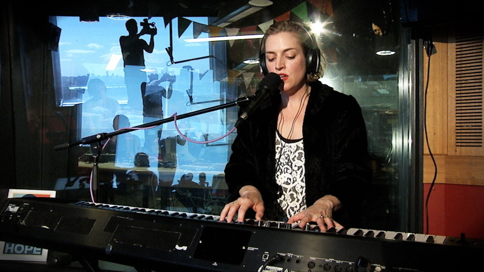 Sally Seltmann covers Carly Simon 'You're So Vain' for Like A Version ...