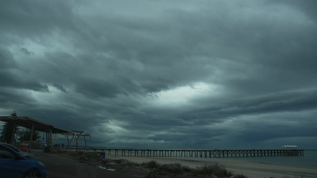 Time-lapse captures storm approaching South Australian beach - ABC News