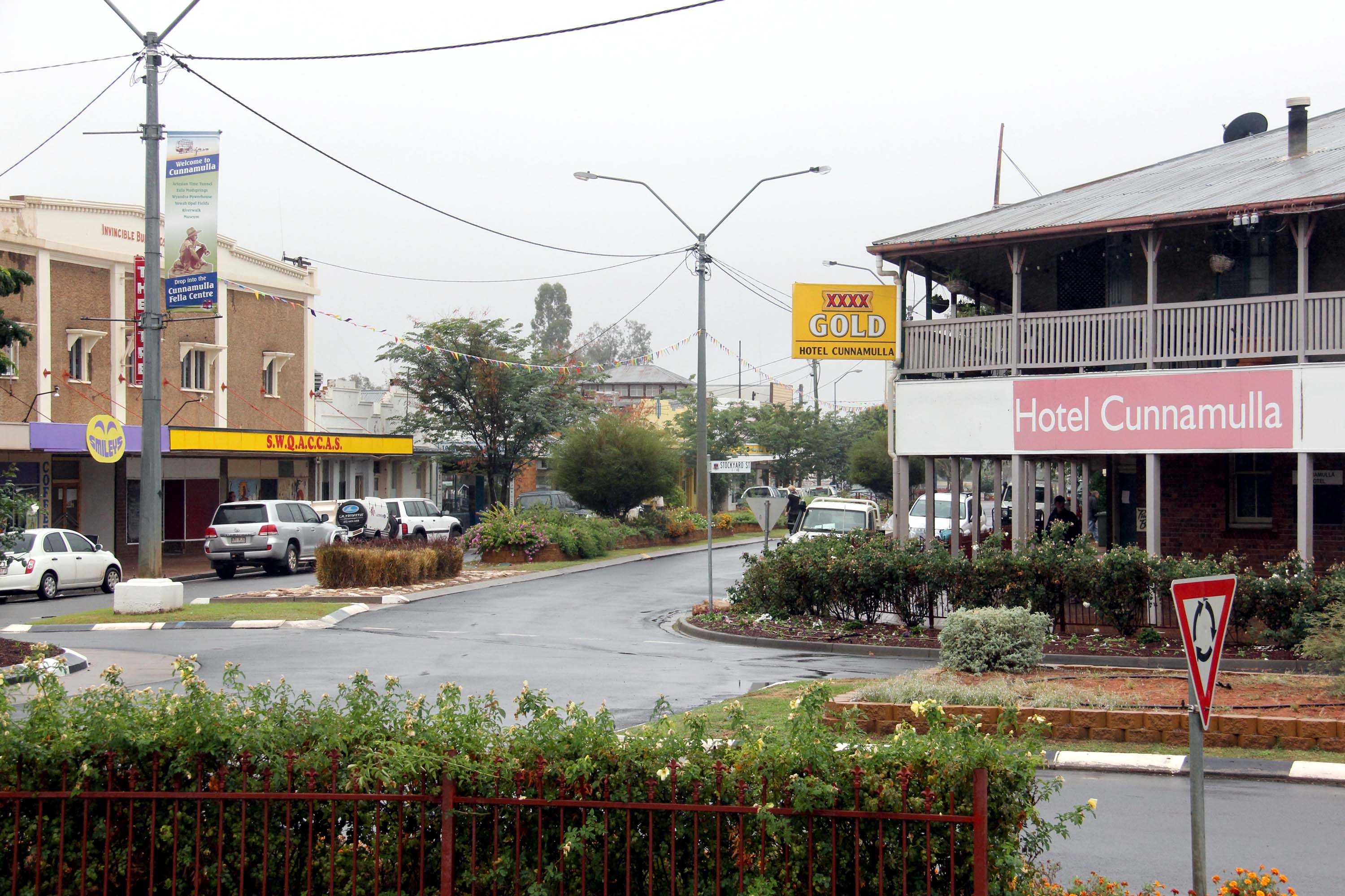 Cunnamulla 'hell' holiday rattles locals in outback Qld town - ABC News