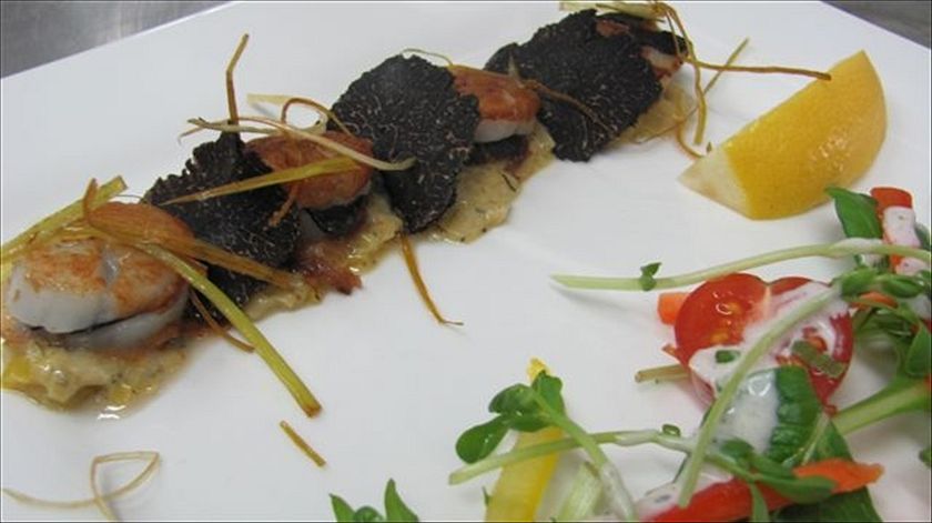 Seared scallops infused with black truffle with creamed leeks - ABC News