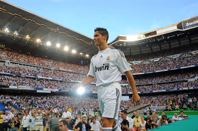 Record crowd welcomes Ronaldo to Real - ABC News