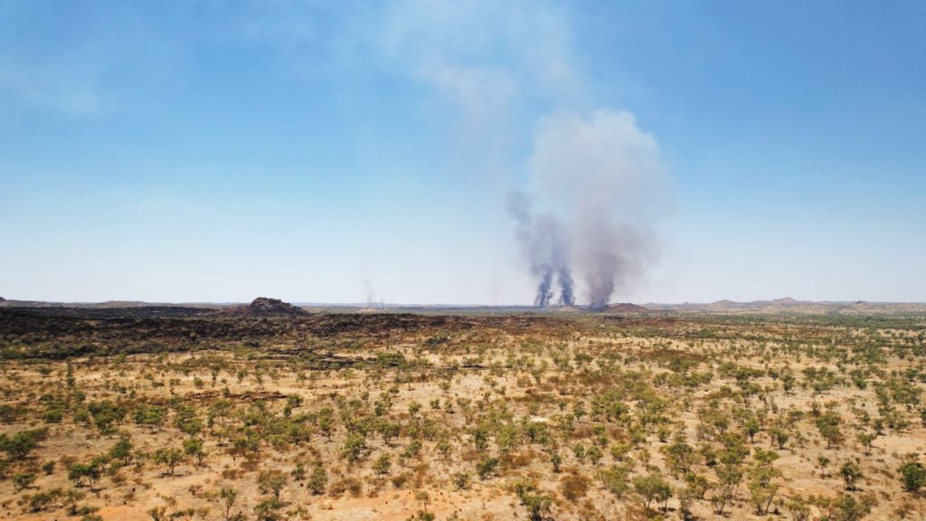 Grass fire in Mount Isa - ABC News