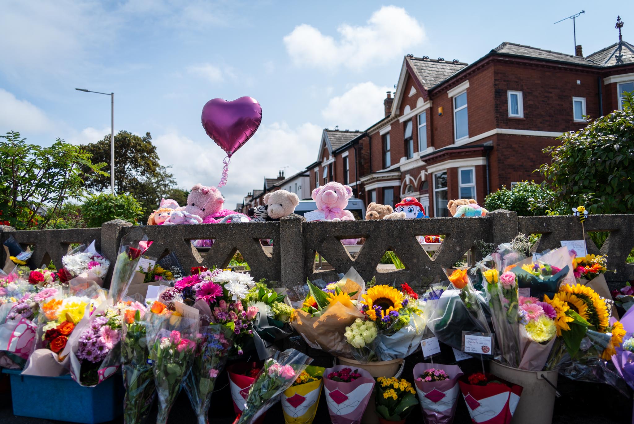 Taylor Swift pays tribute to children killed in UK stabbing attack at ...