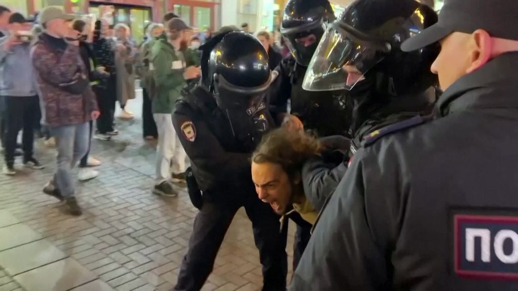 Street arrests in Moscow and St Petersburg protests against ...