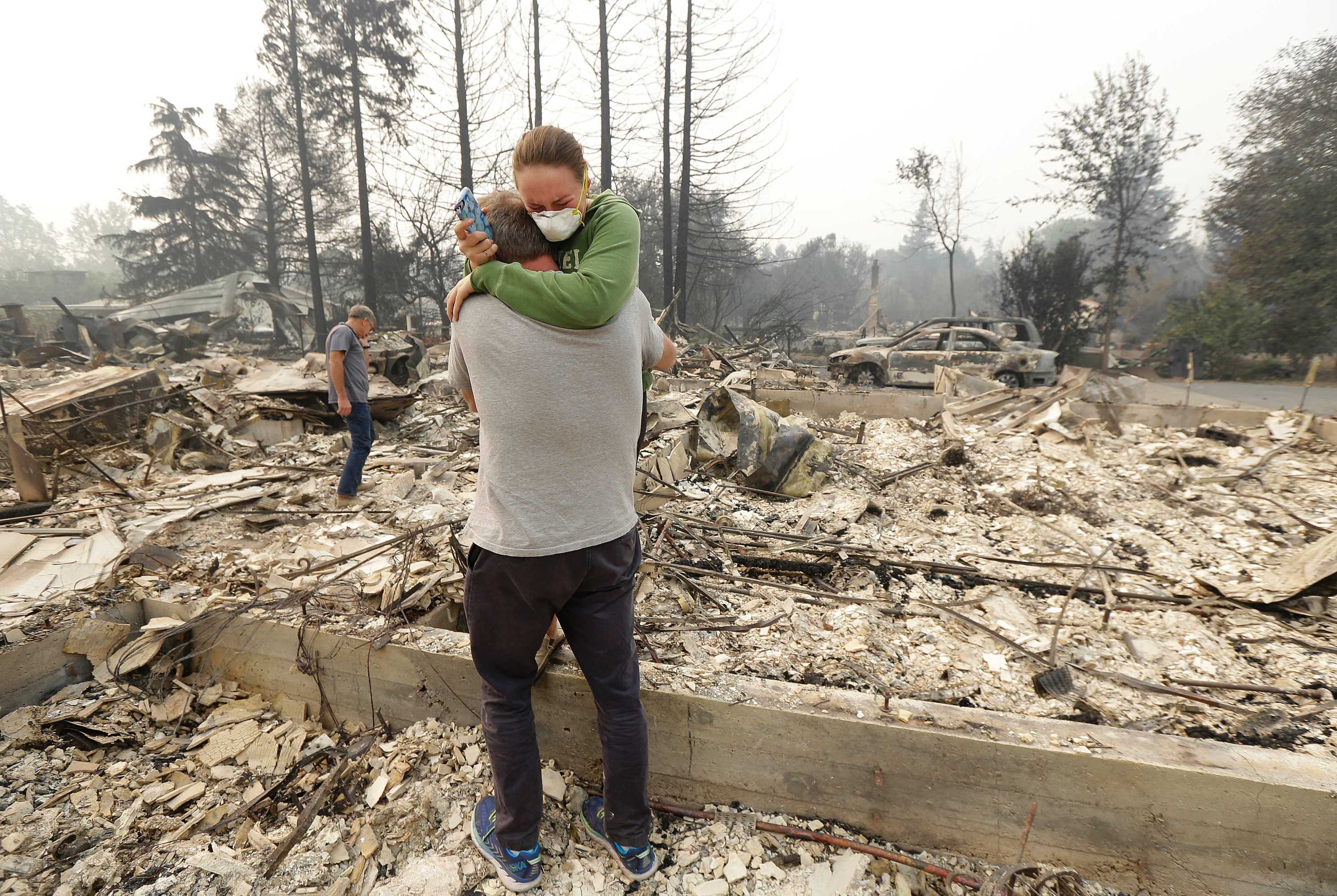 California wildfires: Watch as this family finds their dog alive after ...