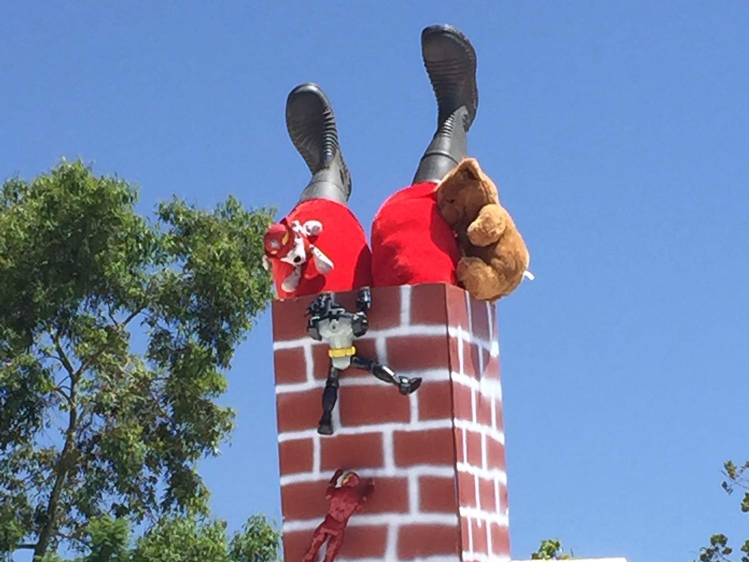 Outback Queensland's Christmas competition caused a run on red Santa ...