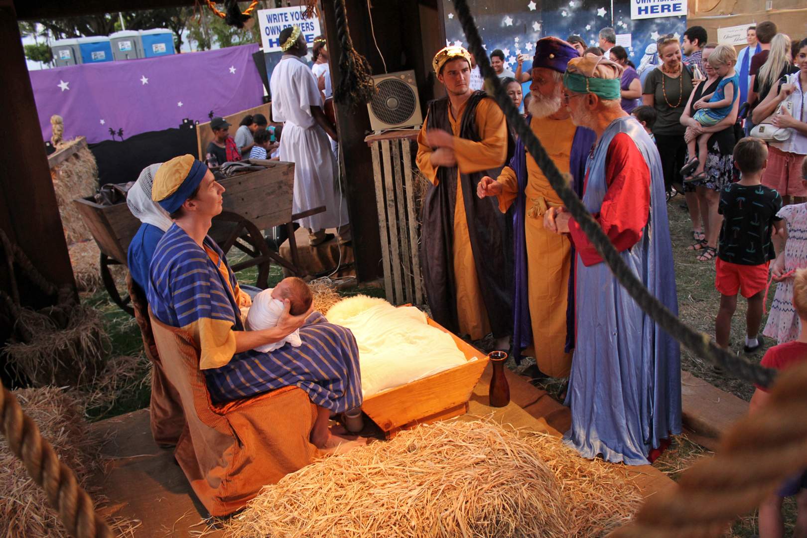 Live nativity keeps Christmas story fresh after 2016 years - ABC News