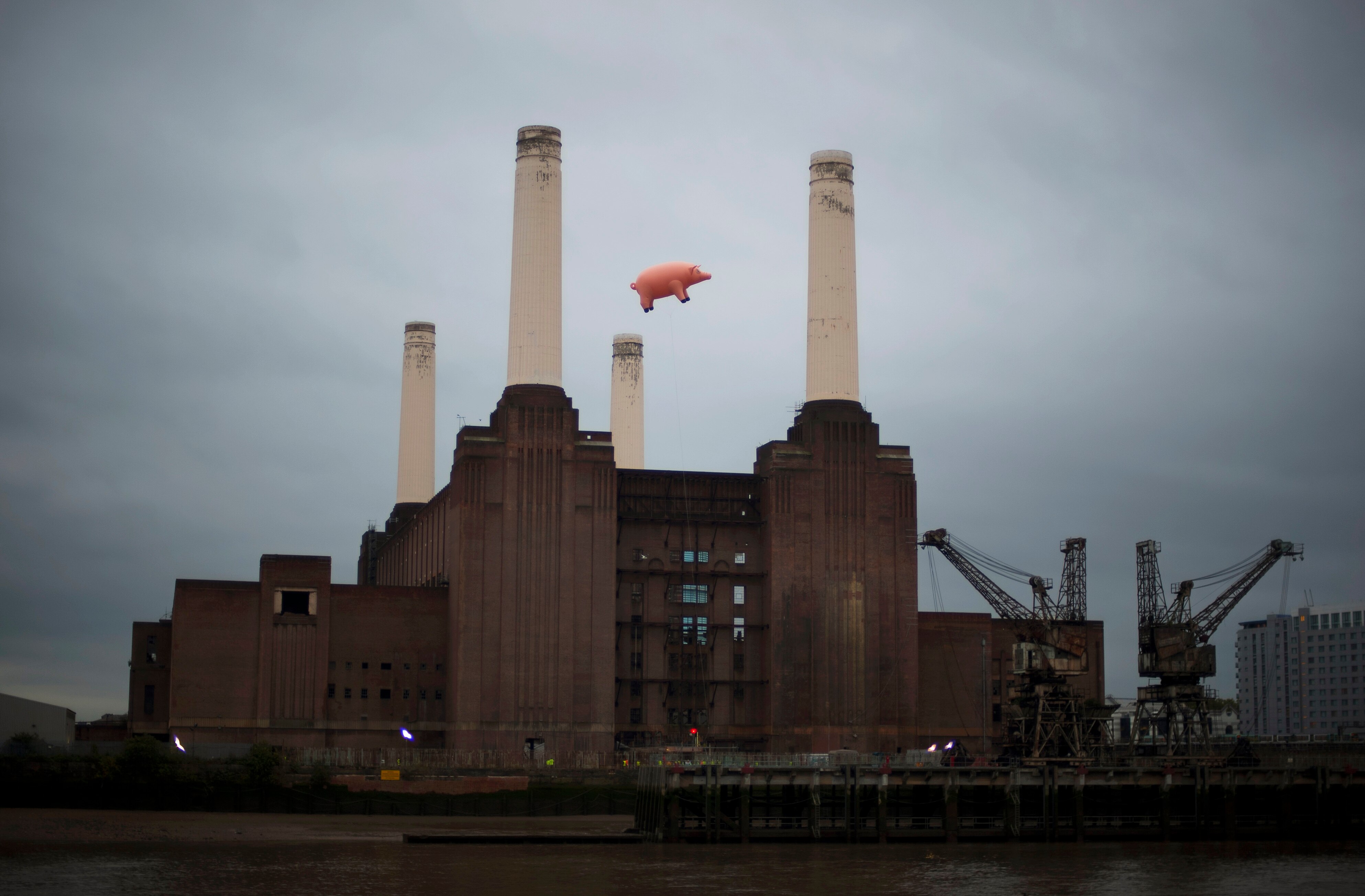 Pink Floyd pig flies over London again - ABC News