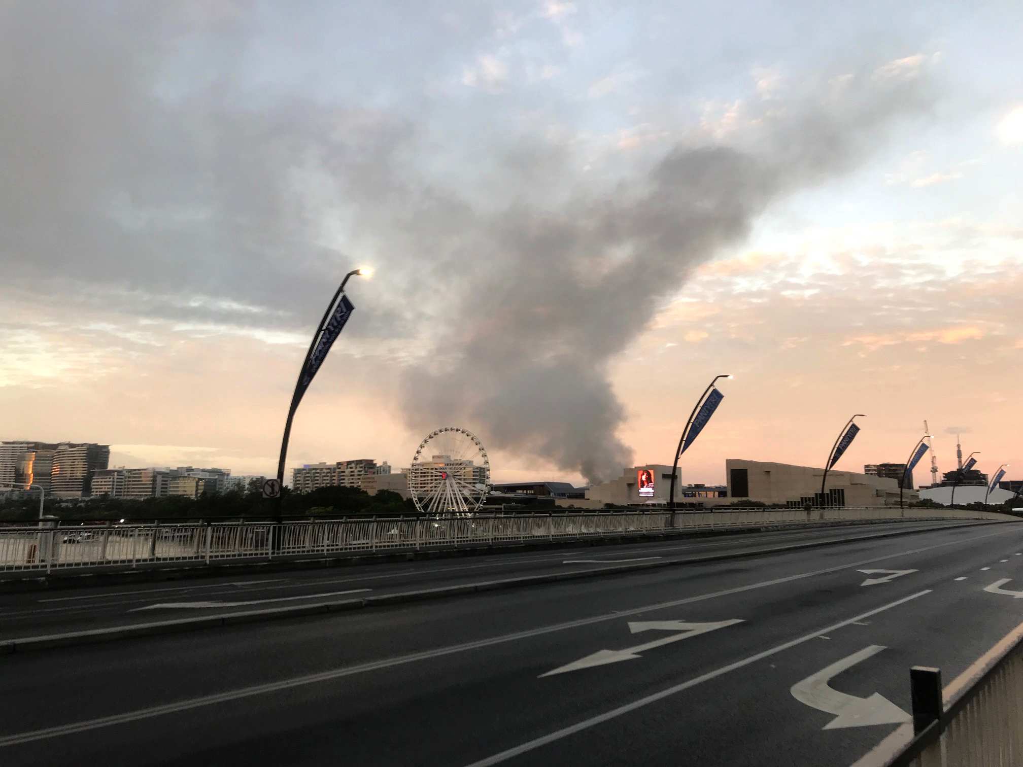 South Brisbane unit fire sends smoke across city - ABC News