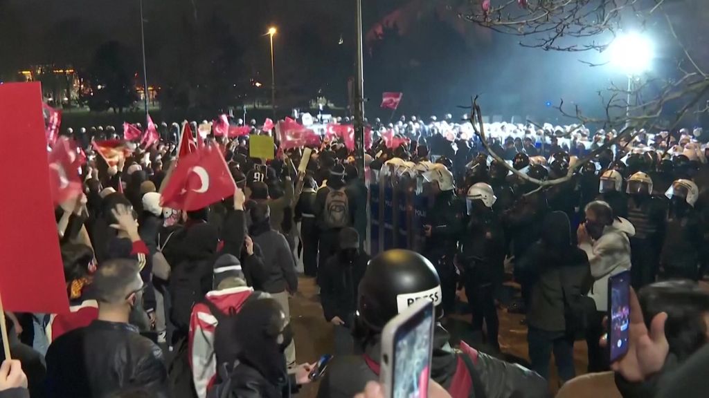 Turkish protesters march to Istanbul's Taksim Square - ABC News