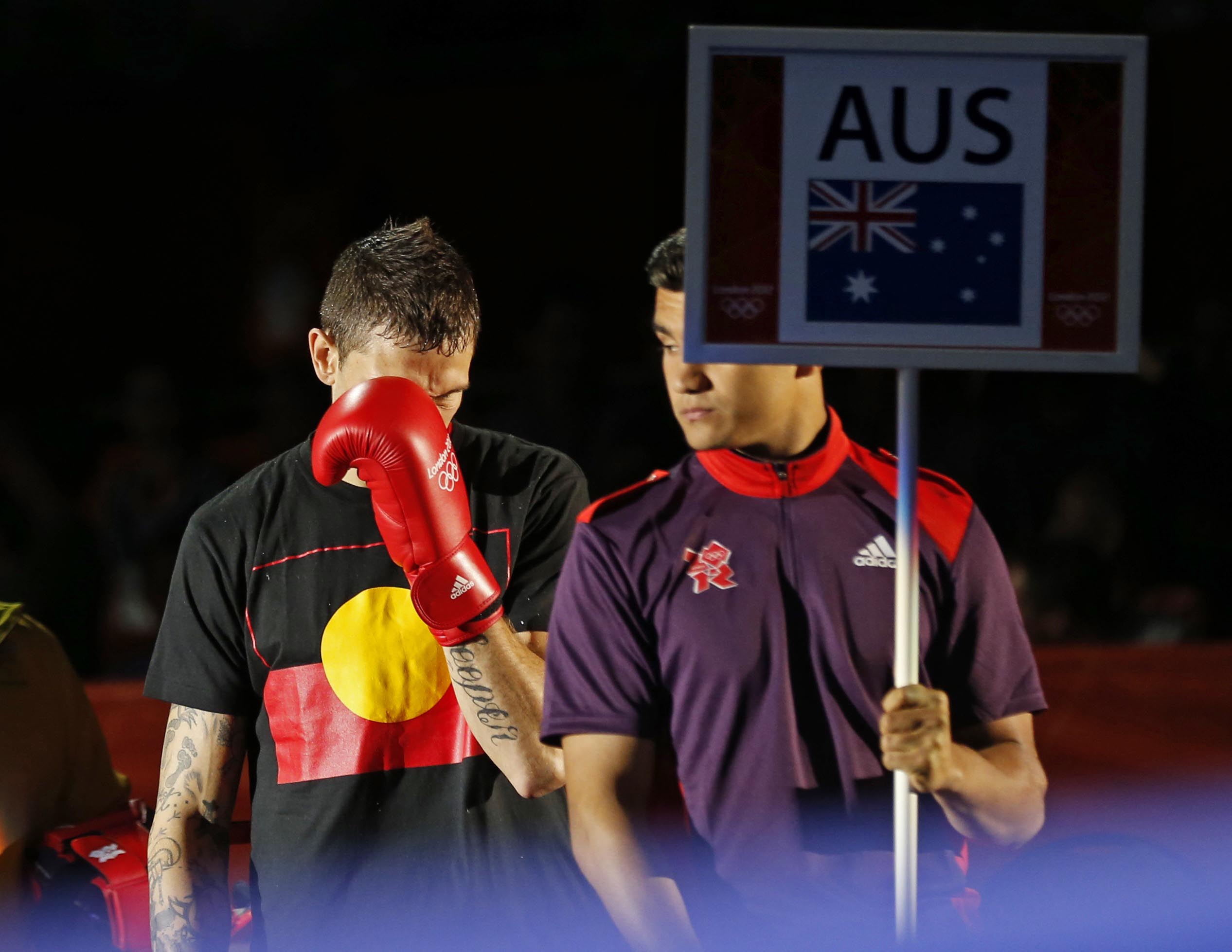 Boxer Hooper apologises for Aboriginal shirt - ABC News