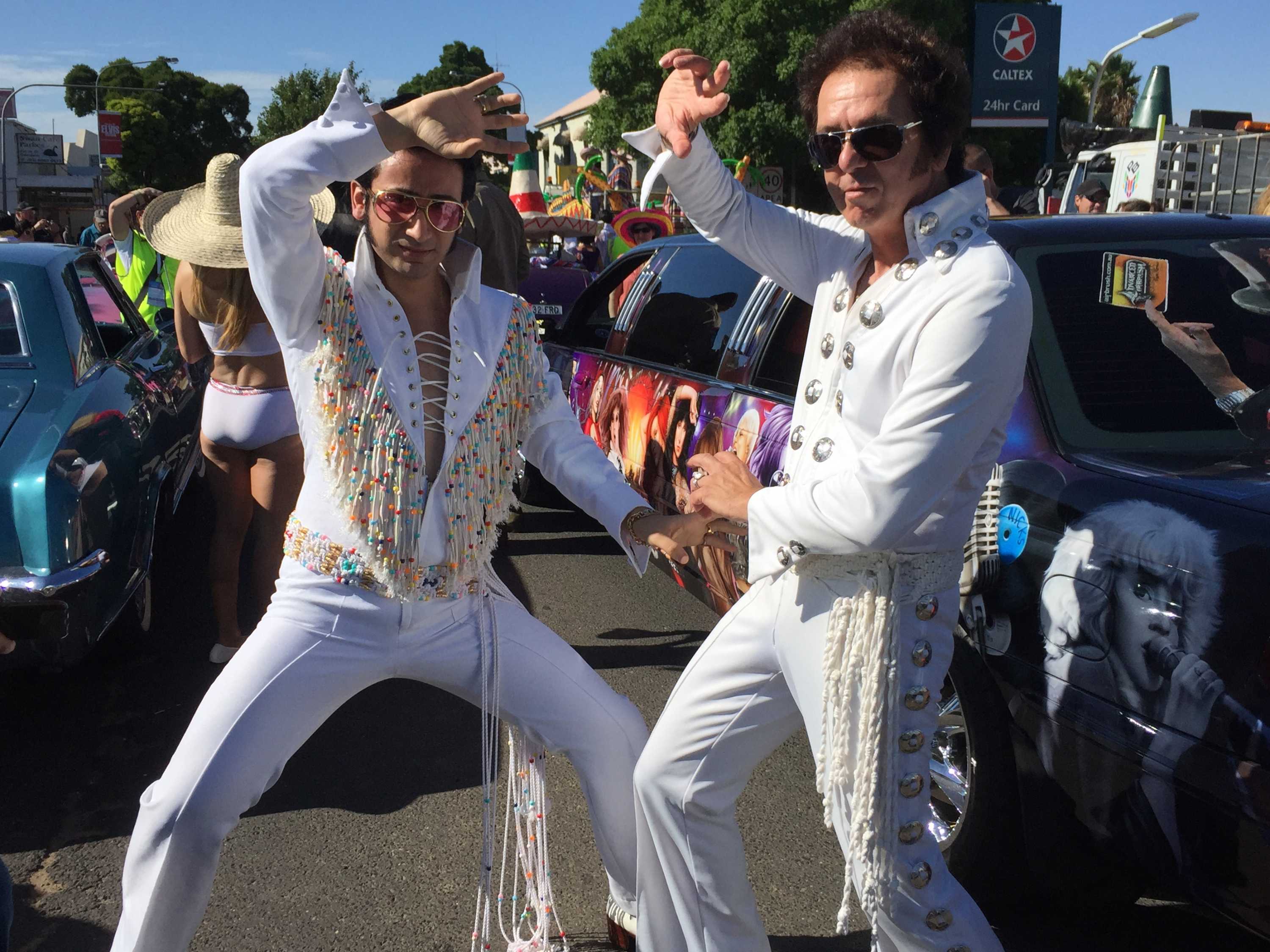 Crowds of Elvis fans line up to watch street parade at Parkes festival ...