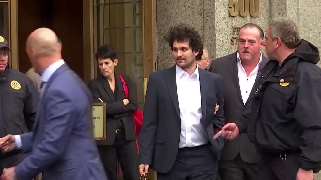 Sam Bankman-Fried gets into wrong car after being released - ABC News