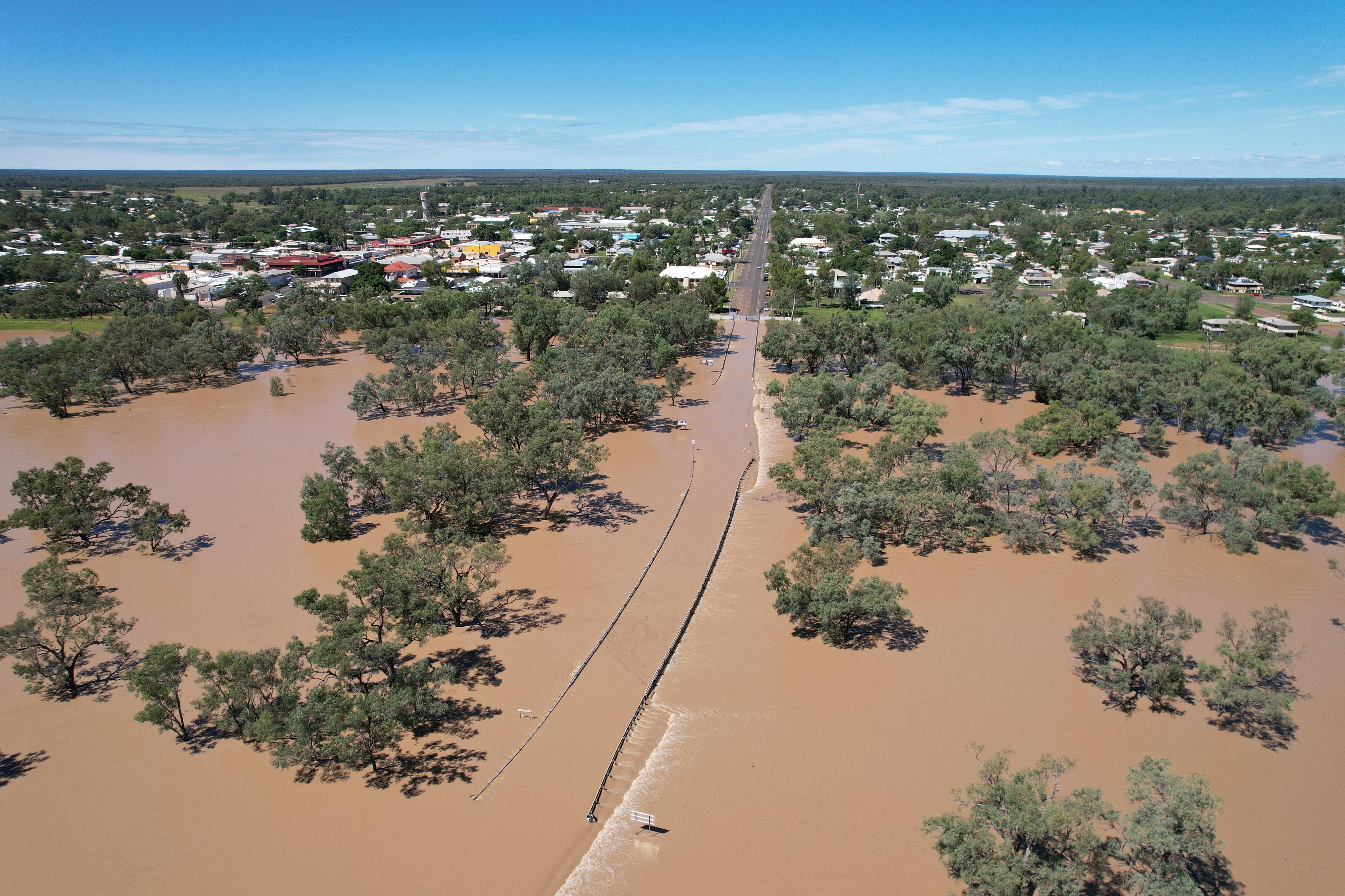 South-east Queensland heads into a wet weekend as state's west floods ...