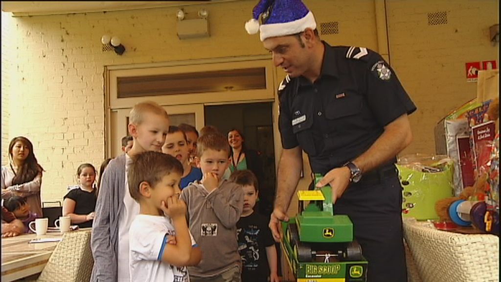 Unlikely Santa delivers christmas cheer - ABC News