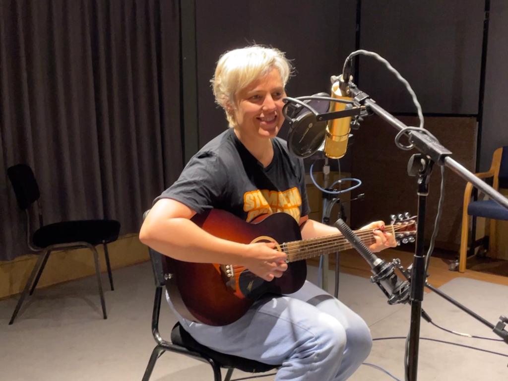 Liz Stringer on getting sober and touring with Midnight Oil - ABC listen