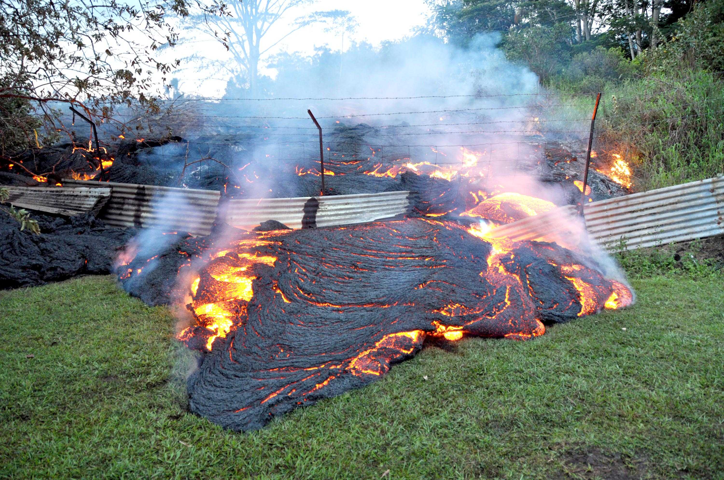 Lava flow moves towards Hawaiian village - ABC News