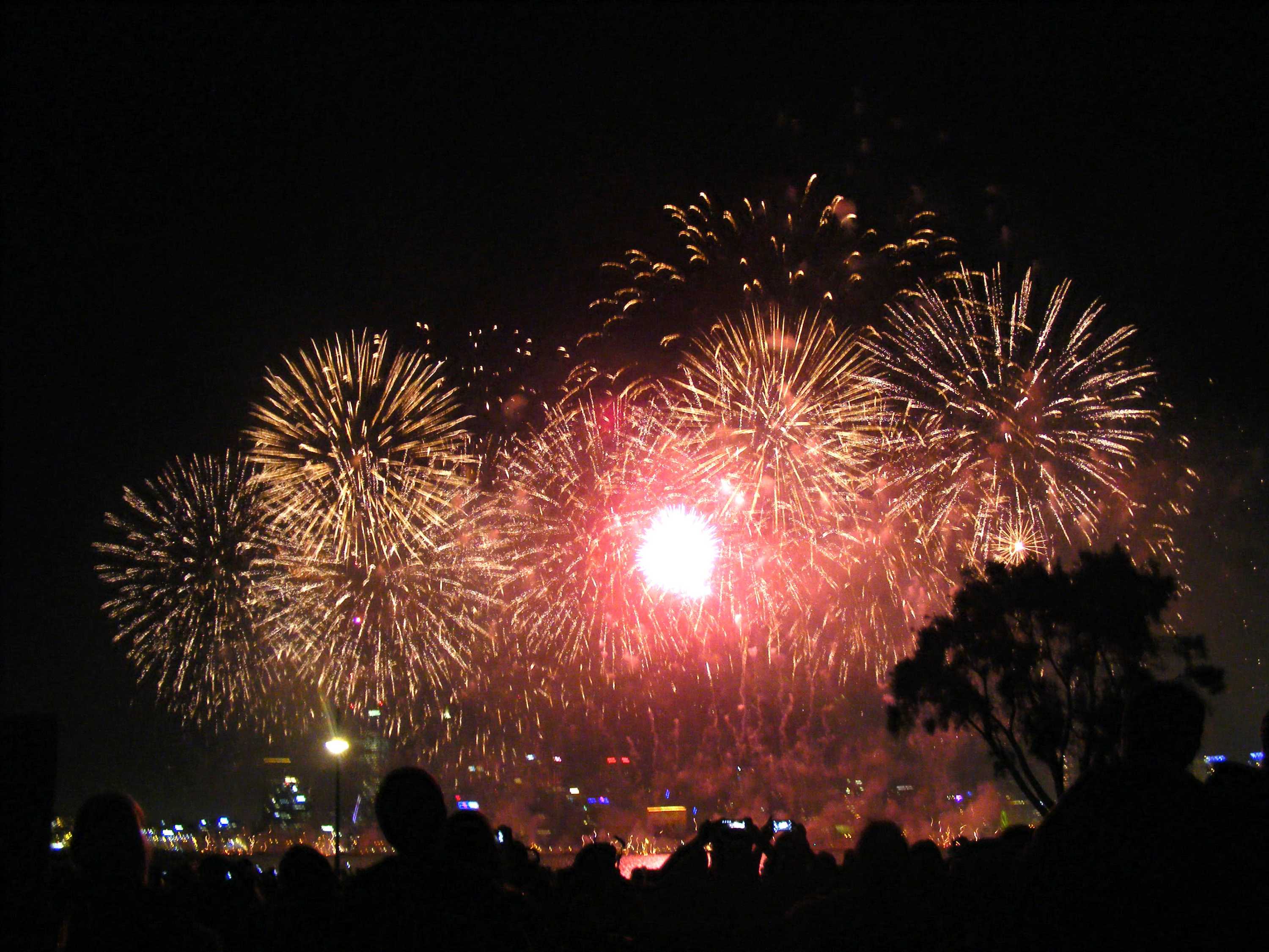 Police use riot gear to break up mob of drunken teens after fireworks ...