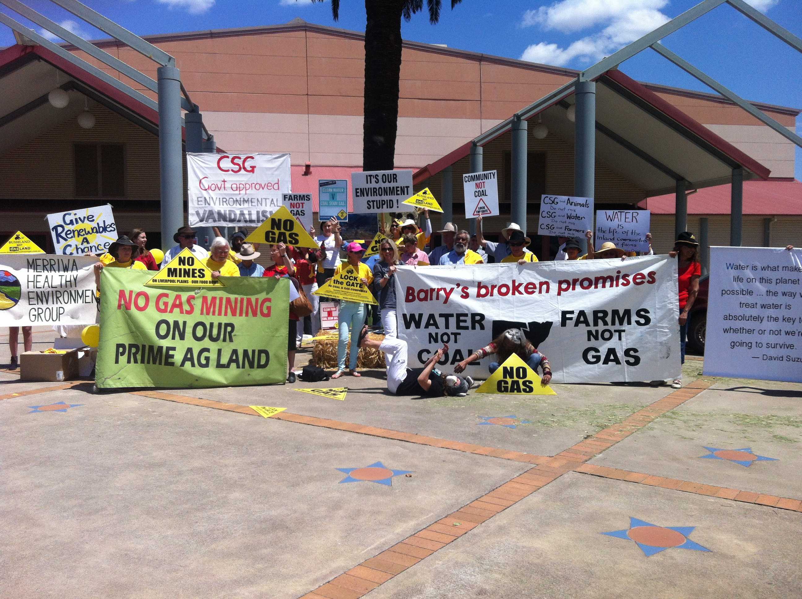 Protestors want Premier to explain salt in CSG water - ABC News