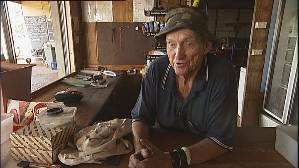 Blind mechanic keeps outback town moving - ABC News