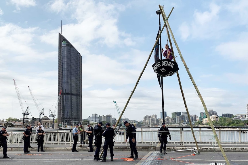 Extinction Rebellion protester blocks Victoria Bridge in Brisbane ... Extinction Rebellion protester blocks Victoria Bridge in Brisbane ...