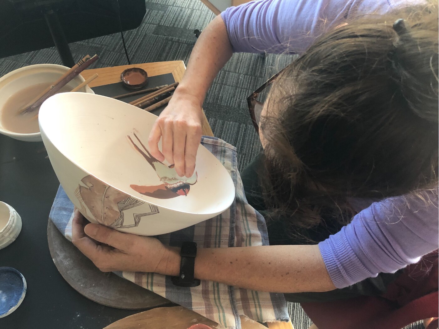 Shannon Garson brings her wheel and throws some clay in the studio - ABC Radio National