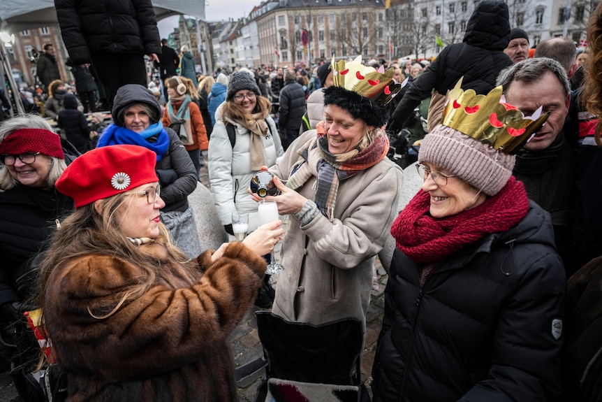 Tens of thousands gather to welcome King Frederik and Queen Mary in ... Tens of thousands gather to welcome King Frederik and Queen Mary in ...