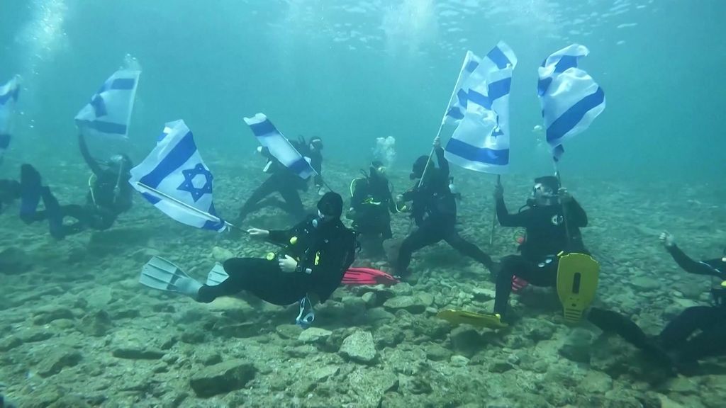 Israeli commando frogmen stage underwater protest against judiciary ...