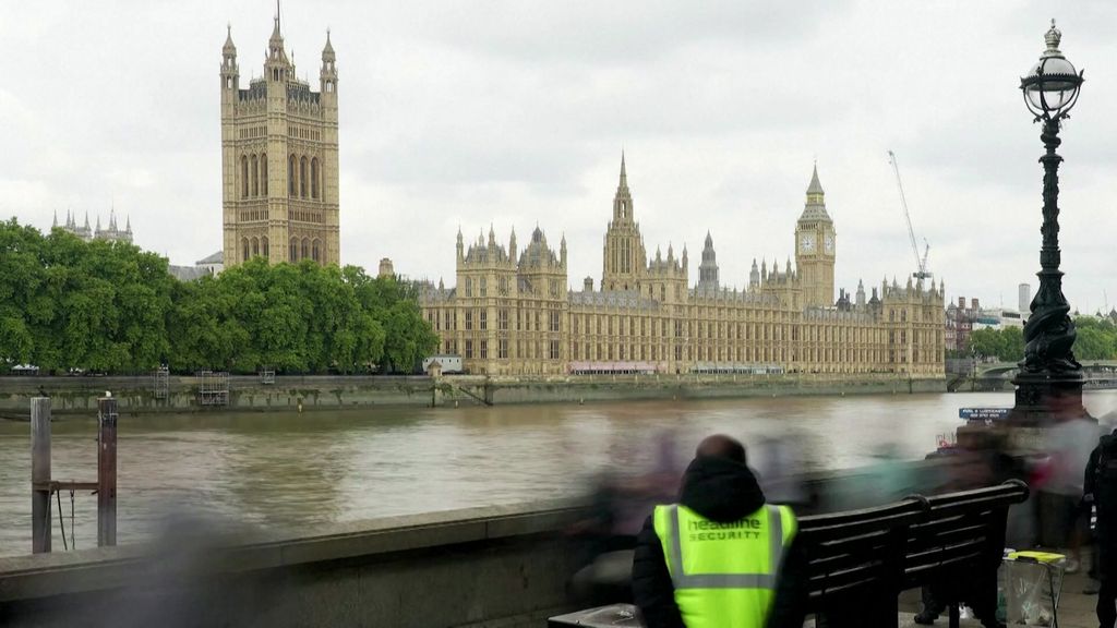 Timelapse of the kilometres-long queue to see the Queen - ABC News
