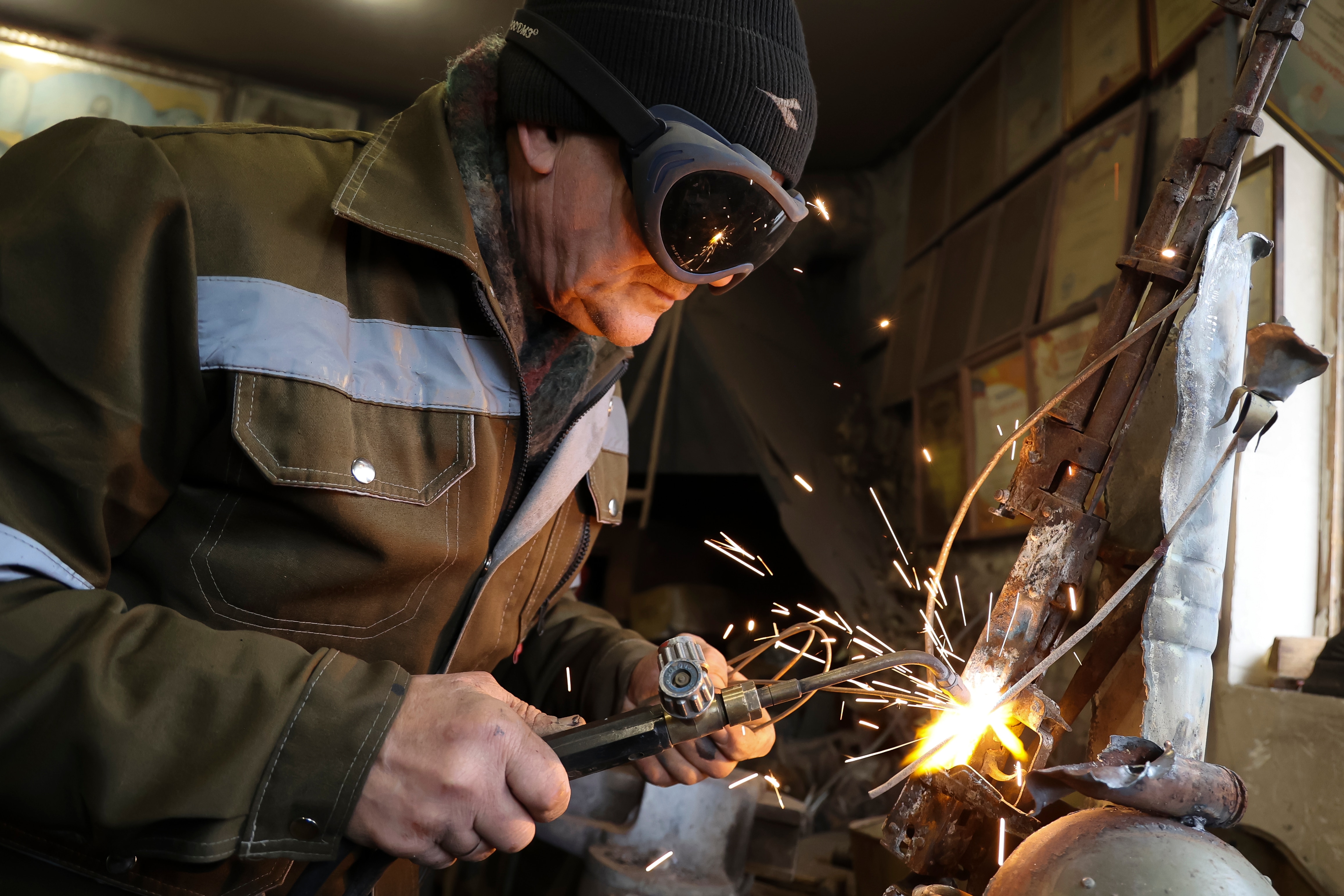 Ukrainian blacksmith takes broken guns, ammunition and turns them into ...