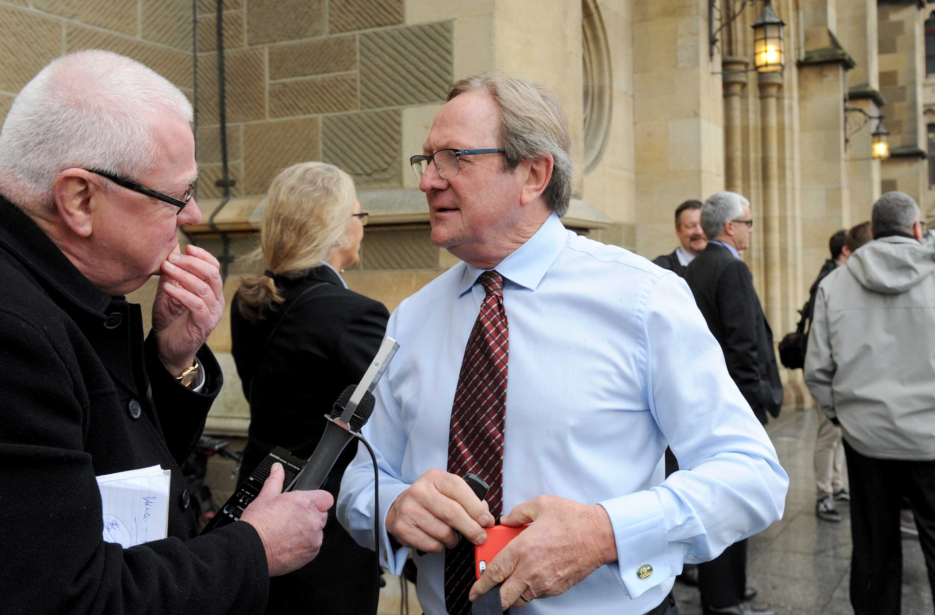Lou Richards, Collingwood champion and media star, farewelled at state ...