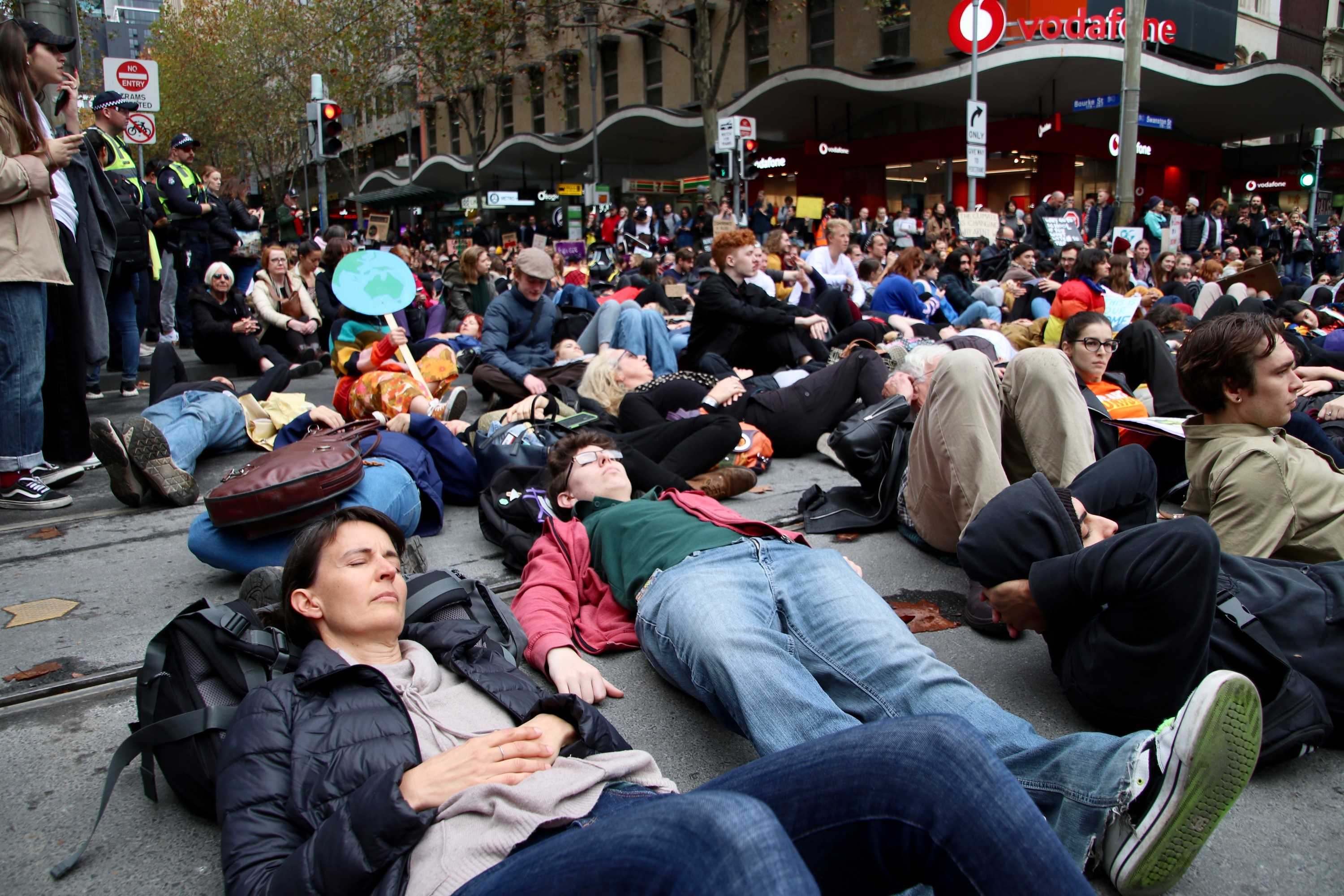 Climate change protesters flood Melbourne's CBD, block traffic in call ...