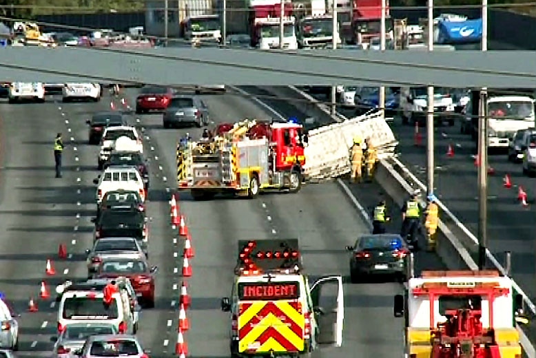 Monash Freeway re-opens after serious crash near Warrigal Road causes ...