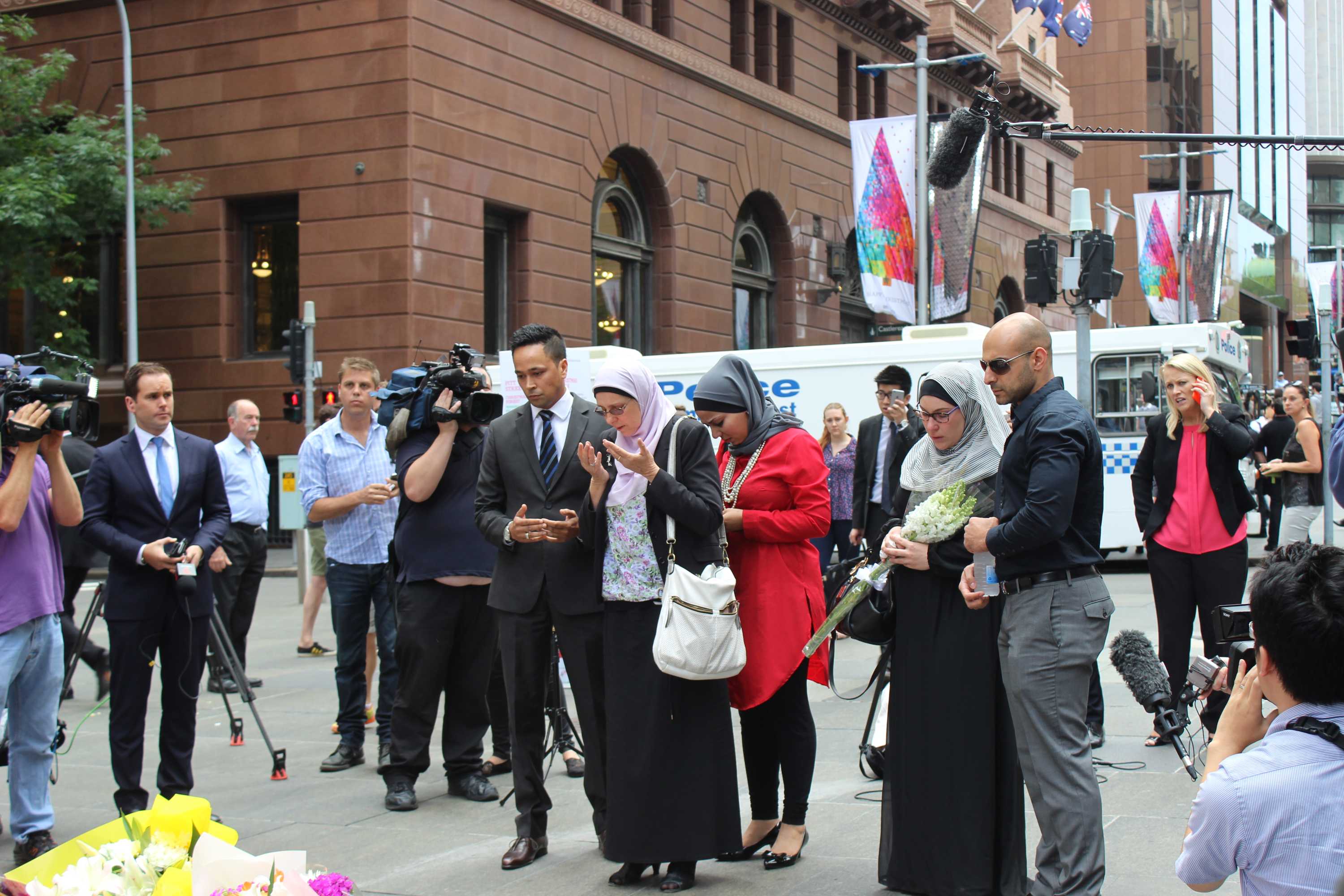 Muslim community leaders join mourners to pay respects to Sydney siege ...