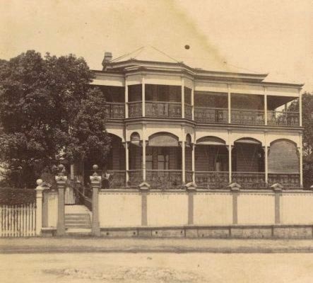 Fire destroys landmark building at South Brisbane - ABC News