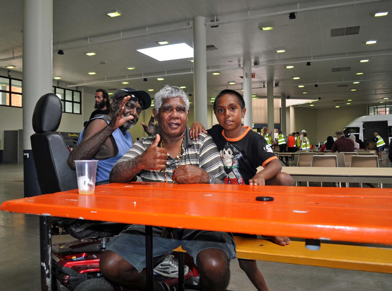 Evacuees flee Brisbane floodwaters - ABC News