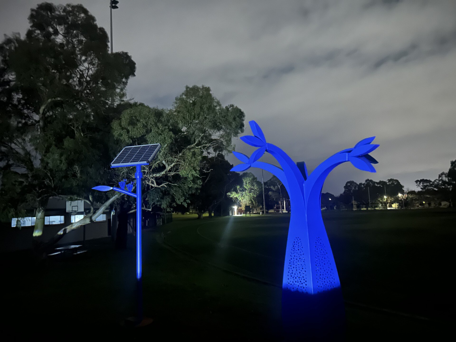 Blue tree sculpture creates mental health conversation in City of Unley ...